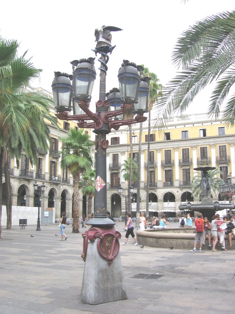 gaudi-barcelona-lamppost-Plaça_Reial (c) Wikipedia - The Gypsy-Trio