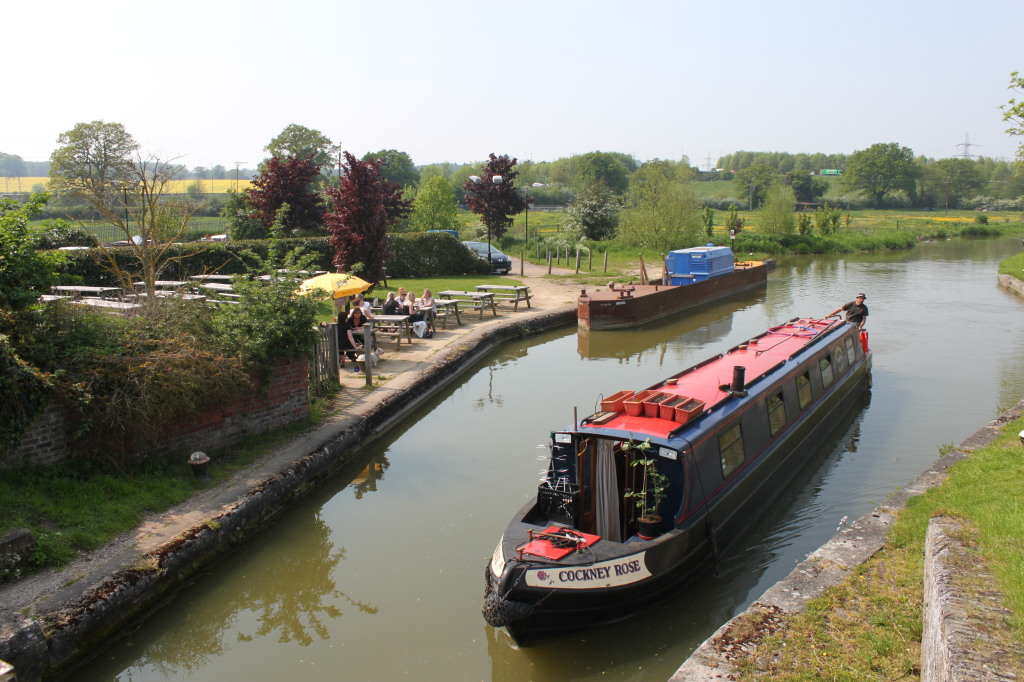 narrowboat_approaching - The Gypsy-Trio